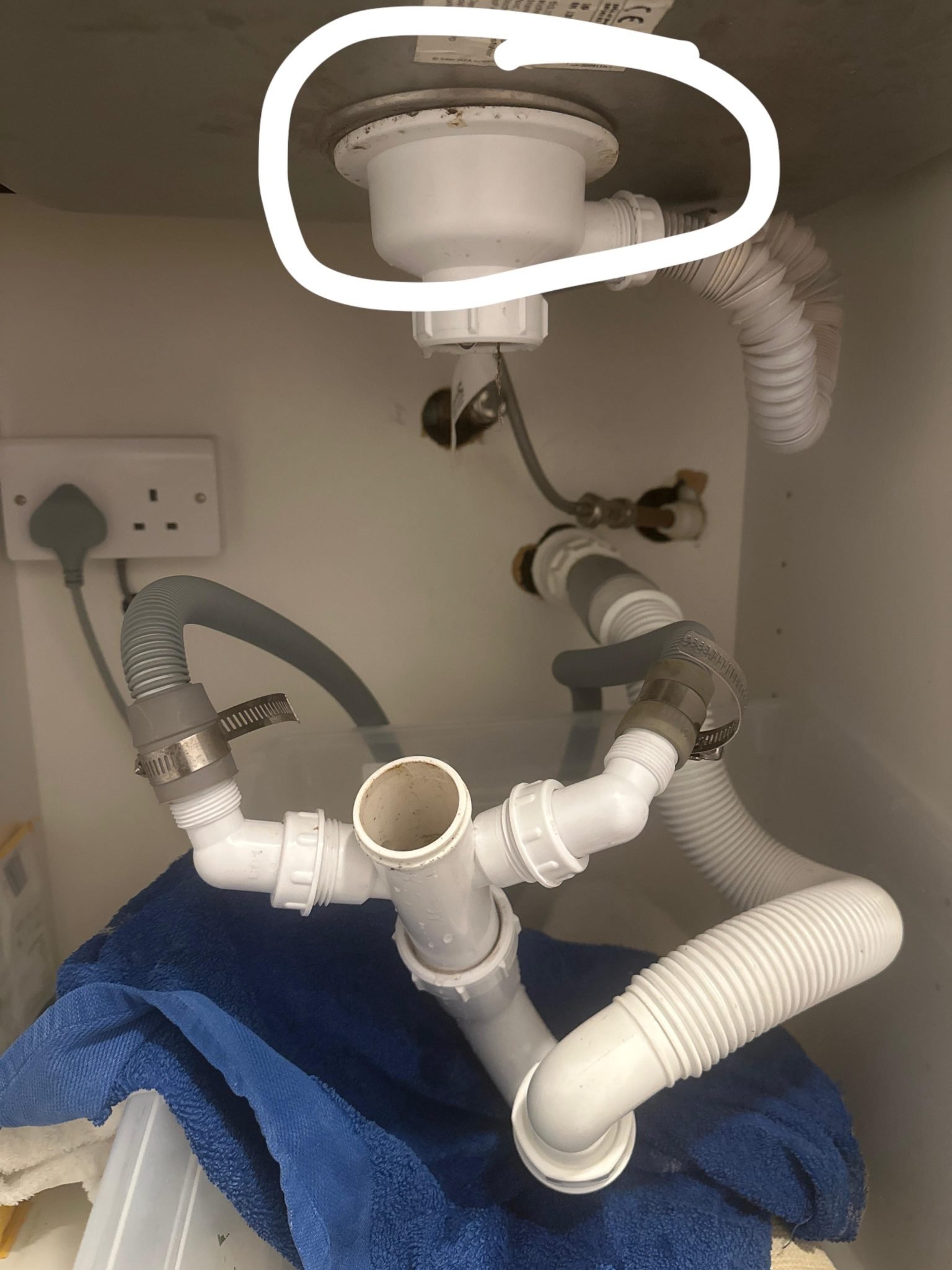 Broken Pipe under Kitchen Sink: Quick Fixes and Solutions - KitchenBucks